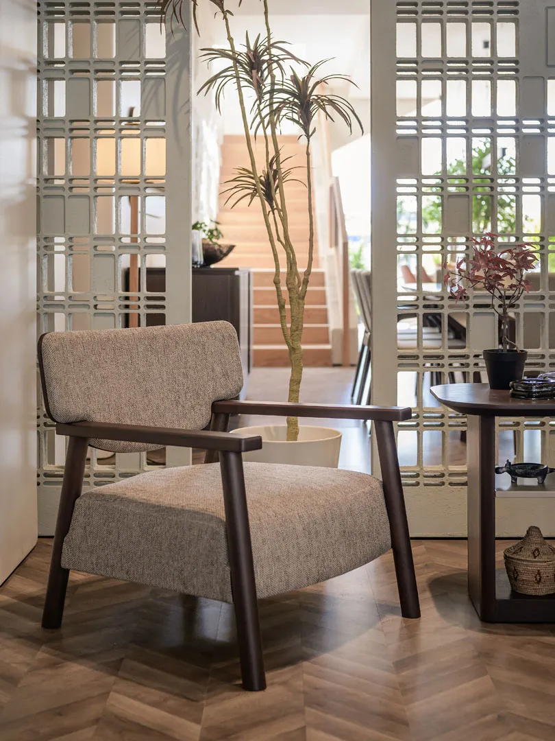 Tower Chair With Wooden Frame & Upholstered Body - Efreshli